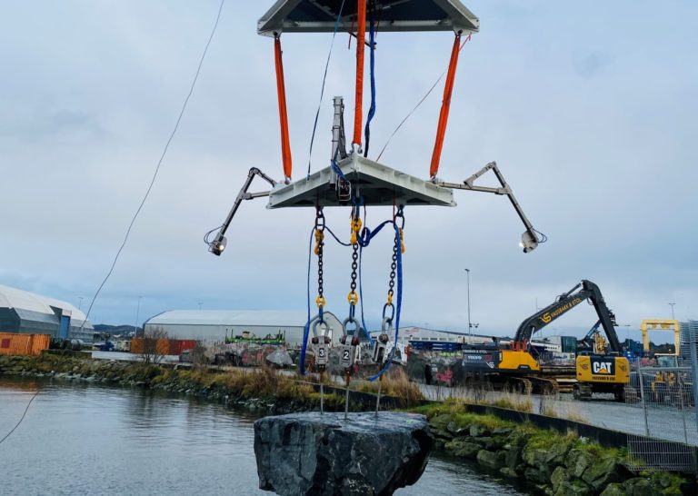 Hydraulic shackle lifting arrangement - Caribbean Subsea Specialist Inc